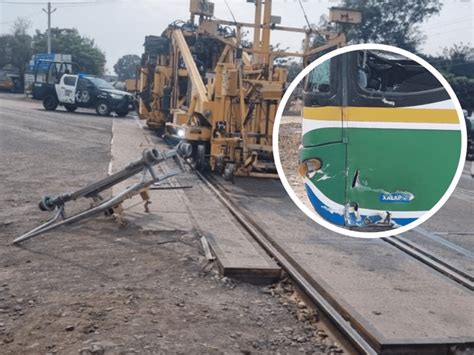 Armón de ferrocarril choca contra camión de pasajeros