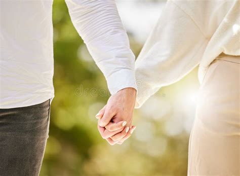 Pareja Que Se Toma La Mano En El Parque Por El Cuidado Del Amor Y