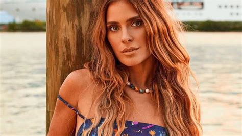 Carolina Dieckmann puxa maiô cavado e deixa marquinha na virilha à