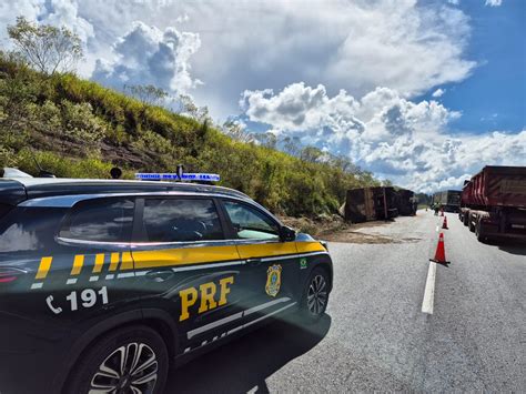 Caminhão tomba e bloqueia faixa da BR 376 em Ponta Grossa P1 News