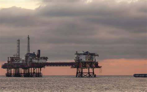 Pemex da un paso atrás en su plan y aumenta sus exportaciones de crudo