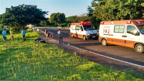 Jovens Caem De Moto Em Curva De Avenida De Campo Grande Mato Grosso