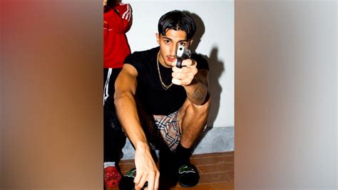 Milano arrestato Baby Gang chi è il rapper accusato di rapina