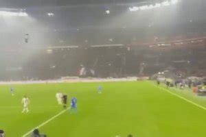 Dimitri Payet reçoit une bouteille d eau sur la tête vidéo