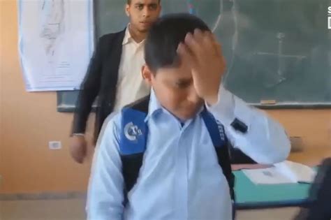 Người thầy giáo này đã QUỲ XUỐNG khi biết sự thật về cậu học trò thường