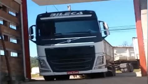 Veja uma manobra incrível de um caminhoneiro para entrar na empresa