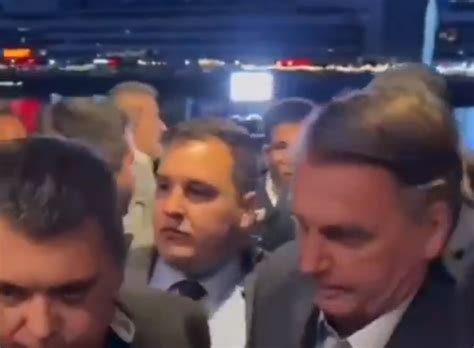 VÍDEO Bolsonaro é recebido gritos de Lula em restaurante na