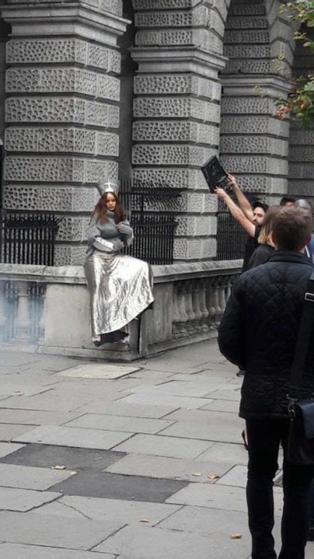 Rihanna posa para ensaio fotográfico nas ruas de Londres POPline