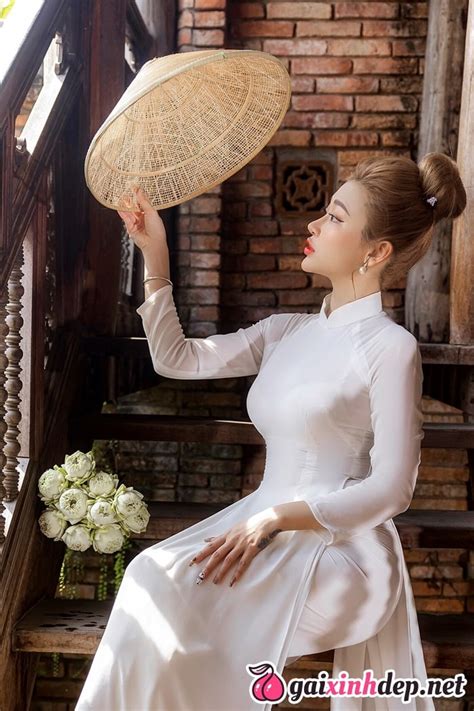 Ảnh gái xinh áo dài khoe mông sexy của người đẹp Nga Trình