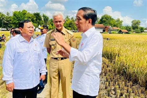 Kemesraan Jokowi Kunker Bareng Prabowo Selfie Di Panen Raya Pakai