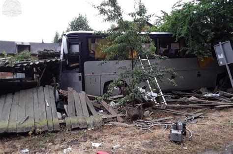 Nie żyje kierowca autokaru trzy osoby ranne Tragiczny wypadek w
