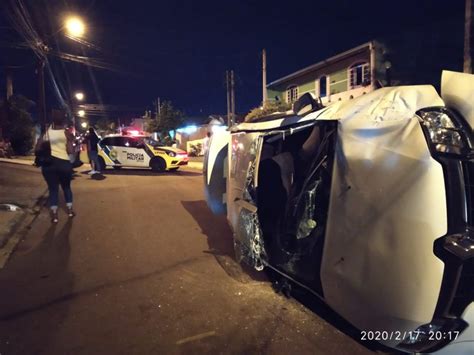 Carro tomba após bater contra veículo e motorista fica ferida em