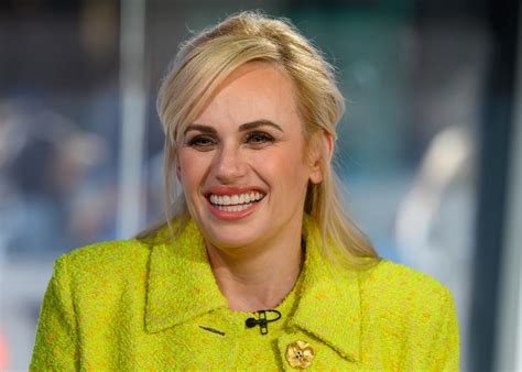 Rebel Wilson Pose Nue Dans Une Immense Baignoire