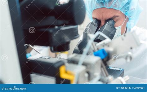 Doctor O Científico Que Mira a Través Del Microscopio En Laboratorio