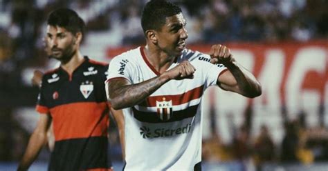 Melhor passador da Série B zagueiro termina ano em alta no Botafogo SP