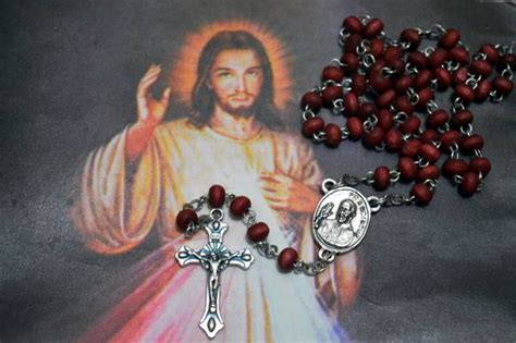Coronilla a la Divina Misericordia cómo rezarla y sus promesas