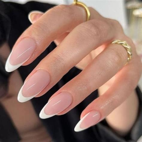 Uñas almendra acrílicas con gel o diamantes harán que tus manos se