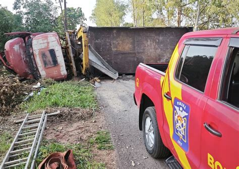 Duas pessoas ficam feridas após caminhão bater em árvore e tombar na PR 576