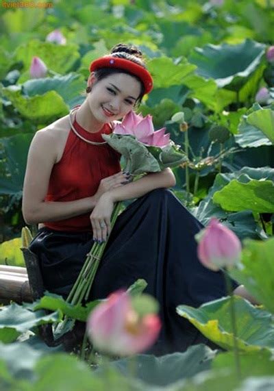 Thiếu nữ mặc áo yếm khoe sắc bên ao sen Hình ảnh đẹp Blog