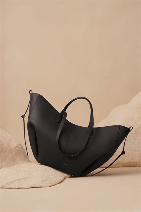 Pin By Theishjournal On Wardrobe Chic Handbags Timeless Bags