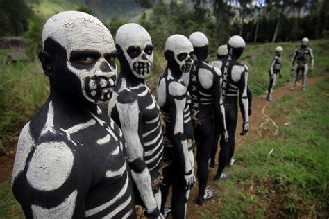 Las 8 tribus más alejadas del mundo occidental Papúa nueva guinea