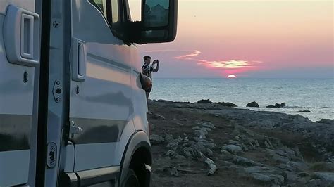 karavanla güzel koyda tatil gezi kamp karavan doğa
