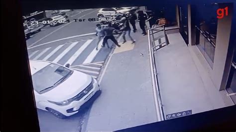 Vídeo Câmera de segurança flagra momento em que vereador agride