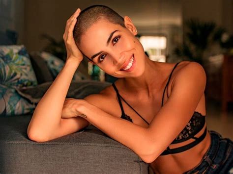 Pérola Faria Ao raspar o cabelo me vi a força e o rosto de