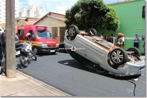 Carro capota após colisão no Centro de São Carlos Comando VP