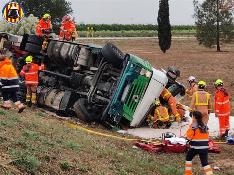 Herido el conductor de un camión al volcar en la A 7