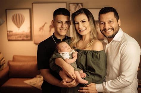 Andressa Urach o filho Arthur o marido e o filho recém nascido Foto