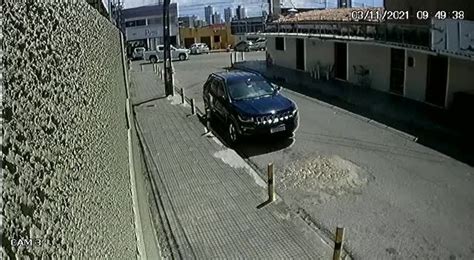 Ladrão em fuga bate carro roubado em outro veículo atinge muro de