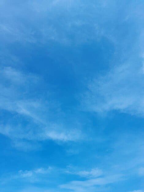 Un Cielo Azul Con Nubes Y Una Nube Blanca Foto Premium
