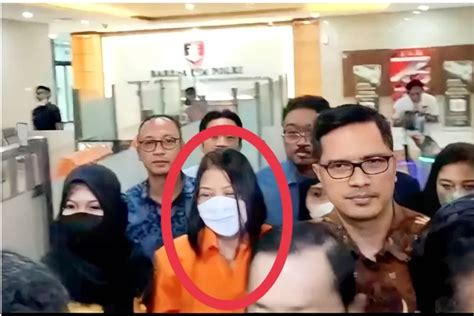 Putri Candrawathi Menangis Usai Resmi Ditahan Di Rutan Mabes Polri