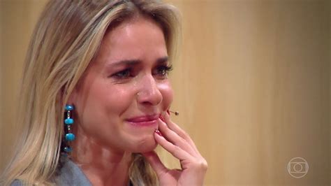 Monique Alfradique se emociona apresentação da orquestra de seu
