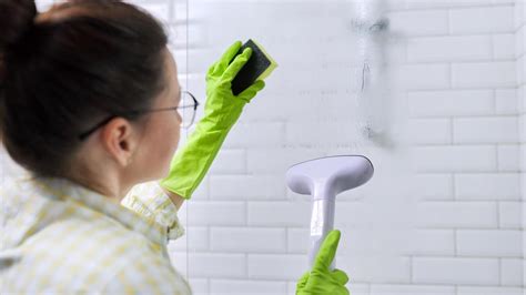 TRUCOS DE LIMPIEZA Cómo eliminar el olor a humedad del cuarto de baño