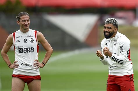 Clima leve dá o tom do primeiro treino do interino Mario Jorge no