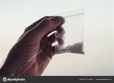 Experto en criminología recogiendo pruebas de drogas en la escena del