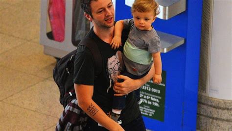 Muito lindo Confira fotos raríssimas do filho de Sandy e Lucas Lima