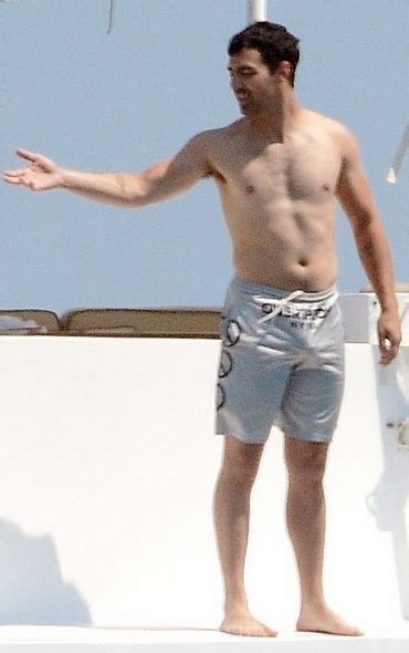 Joe Jonas Looks Hot