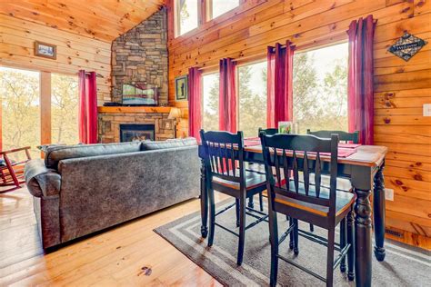 Bearly Naked Treehouse Cabin With Hot Tub In Gatlinburg Tennessee