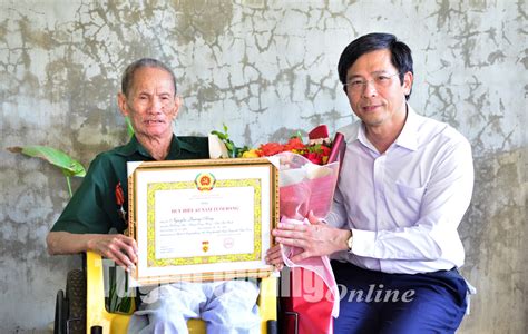 Đồng chí Bí thư Thành ủy Tạ Đức Tuyên trao tặng Huy hiệu Đảng tại Đảng