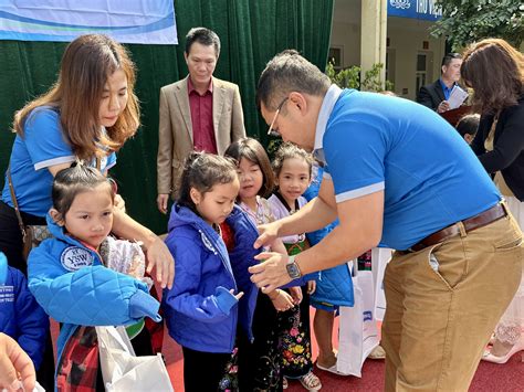 Hành trình đong đầy yêu thương đến với trẻ em vùng cao