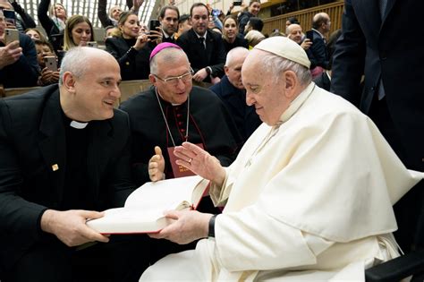 Tradução brasileira da 3ª edição do Missal Romano é entregue à Santa Sé