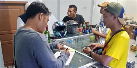 Tekan Peredaran Miras Satresnarkoba Polres Subang Razia Toko Dan