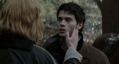 Nicholas Galitzine es el amante gay de King en el oscuro y erótico