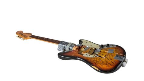 Guitarra destruída por Kurt Cobain é vendida por R 2 5 milhões