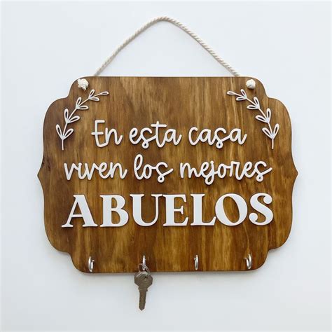 A Wooden Sign Hanging On The Side Of A Wall That Says En Est Casa