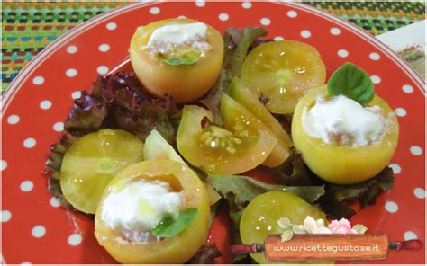 Pomodori Uovo Rosa Della Thailandia Con Stracciatella Di Burrata