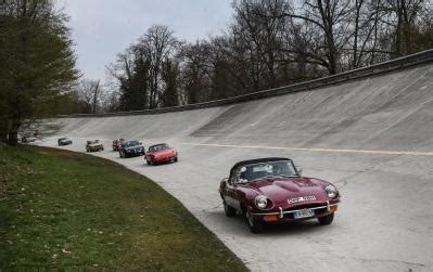 Il festival delle auto depoca sfila nel Tempio della velocità